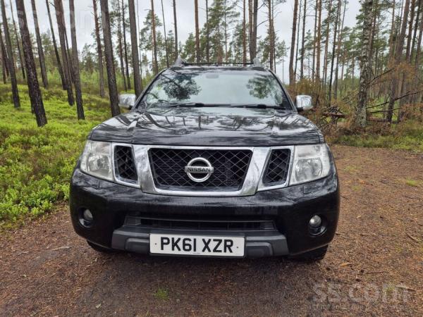Black Nissan Navara 2011 in Riga, with an engine capacity of 2.50 L and mileage of 200 thousand km for 4800 €, photo 3 on AUTOMOTO.COM.LV