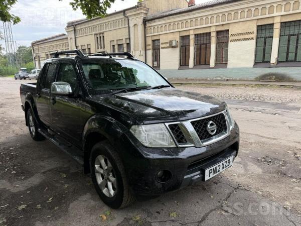 Black Nissan Navara 2012 in Riga, with an engine capacity of 2.50 L and mileage of 296 thousand km for 4500 €, photo 1 on AUTOMOTO.COM.LV