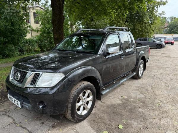 Black Nissan Navara 2012 in Riga, with an engine capacity of 2.50 L and mileage of 296 thousand km for 4500 €, photo 2 on AUTOMOTO.COM.LV