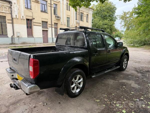 Black Nissan Navara 2012 in Riga, with an engine capacity of 2.50 L and mileage of 296 thousand km for 4500 €, photo 3 on AUTOMOTO.COM.LV