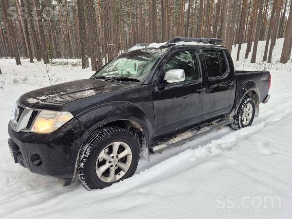 Black Nissan Navara 2012 in Riga, with an engine capacity of 2.50 L and mileage of 297 thousand km for 4300 €, photo 1 on AUTOMOTO.COM.LV