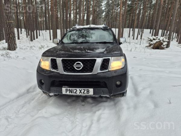 Black Nissan Navara 2012 in Riga, with an engine capacity of 2.50 L and mileage of 297 thousand km for 4300 €, photo 2 on AUTOMOTO.COM.LV