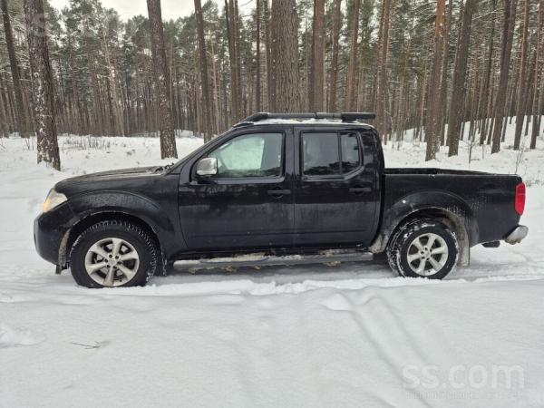 Black Nissan Navara 2012 in Riga, with an engine capacity of 2.50 L and mileage of 297 thousand km for 4300 €, photo 4 on AUTOMOTO.COM.LV