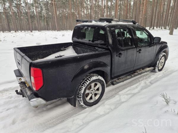 Black Nissan Navara 2012 in Riga, with an engine capacity of 2.50 L and mileage of 297 thousand km for 4300 €, photo 5 on AUTOMOTO.COM.LV