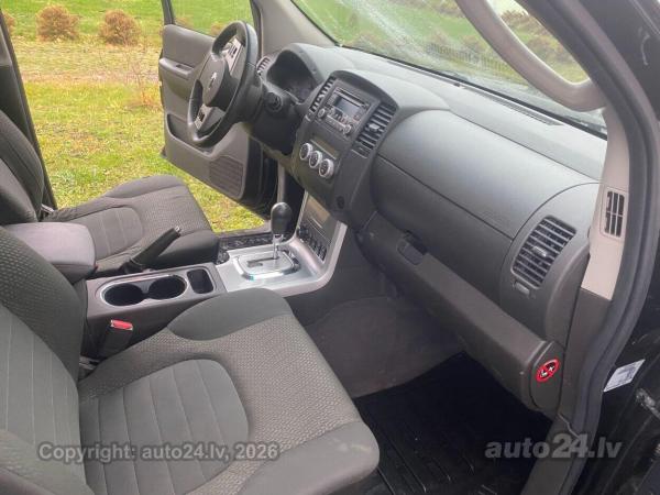 Black Nissan Navara 2014 in Tallinn, with an engine capacity of 2.50 L and mileage of 130 thousand km for 13000 €, photo 4 on AUTOMOTO.COM.LV