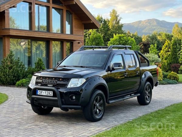 Melns Nissan Navara 2014 Dobele, ar dzinēja tilpumu 2.50 L un nobraukumu 264 tūkst. km par 13500 €, foto 1 vietnē AUTOMOTO.COM.LV