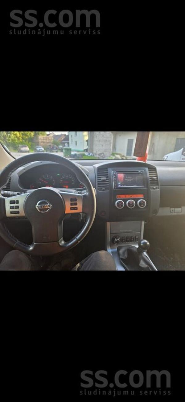 Black Nissan Navara 2014 in Dobele, with an engine capacity of 2.50 L and mileage of 265 thousand km for 12999 €, photo 8 on AUTOMOTO.COM.LV