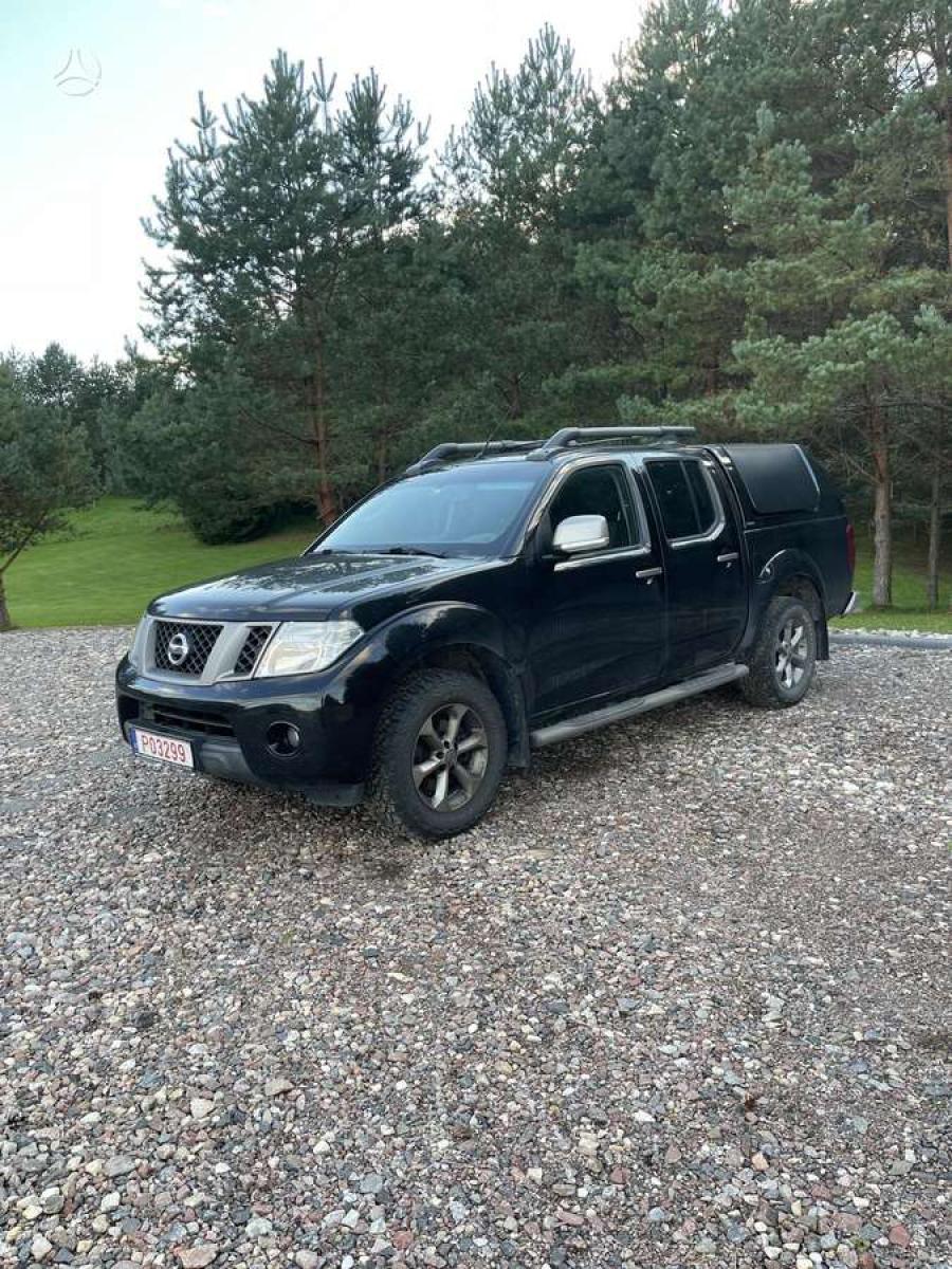 Black Nissan Navara 2015 in Vilnius, with an engine capacity of 2.49 L and mileage of 282 thousand km for 9800 €, photo 1 on AUTOMOTO.COM.LV