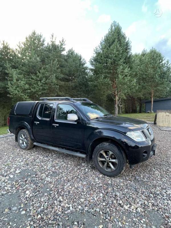 Black Nissan Navara 2015 in Vilnius, with an engine capacity of 2.49 L and mileage of 282 thousand km for 9800 €, photo 3 on AUTOMOTO.COM.LV