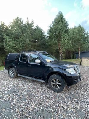 Black Nissan Navara 2015 in Vilnius, with an engine capacity of 2.49 L and mileage of 282 thousand km for 9800 €, photo 3 on AUTOMOTO.COM.LV