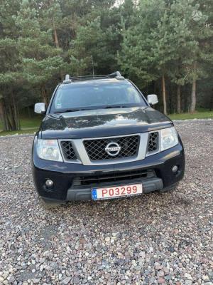 Black Nissan Navara 2015 in Vilnius, with an engine capacity of 2.49 L and mileage of 282 thousand km for 9800 €, photo 4 on AUTOMOTO.COM.LV