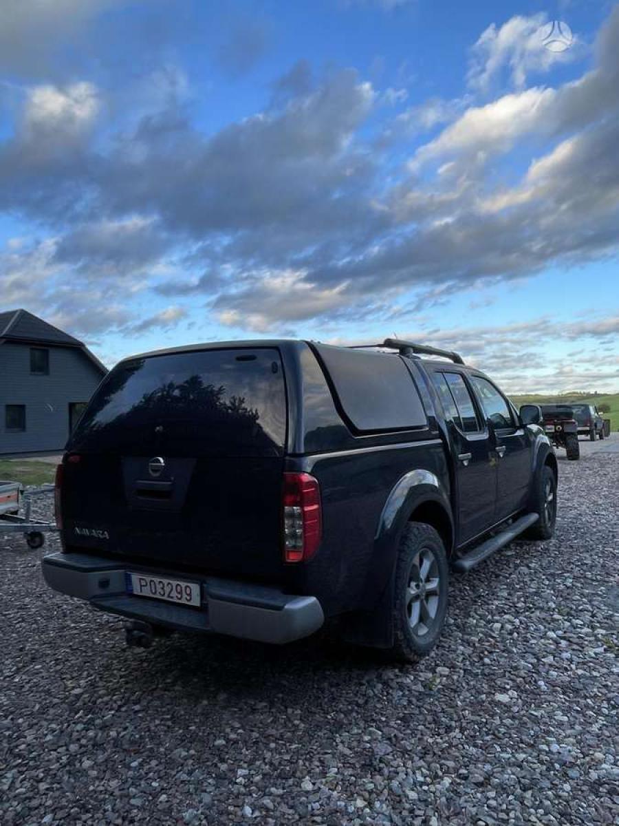Black Nissan Navara 2015 in Vilnius, with an engine capacity of 2.49 L and mileage of 282 thousand km for 9800 €, photo 5 on AUTOMOTO.COM.LV