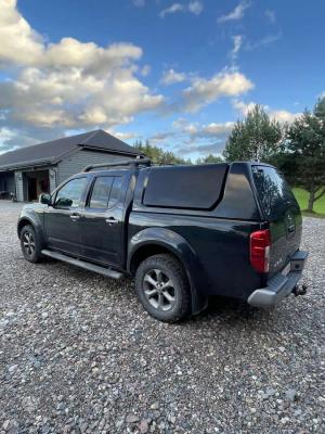 Black Nissan Navara 2015 in Vilnius, with an engine capacity of 2.49 L and mileage of 282 thousand km for 9800 €, photo 6 on AUTOMOTO.COM.LV