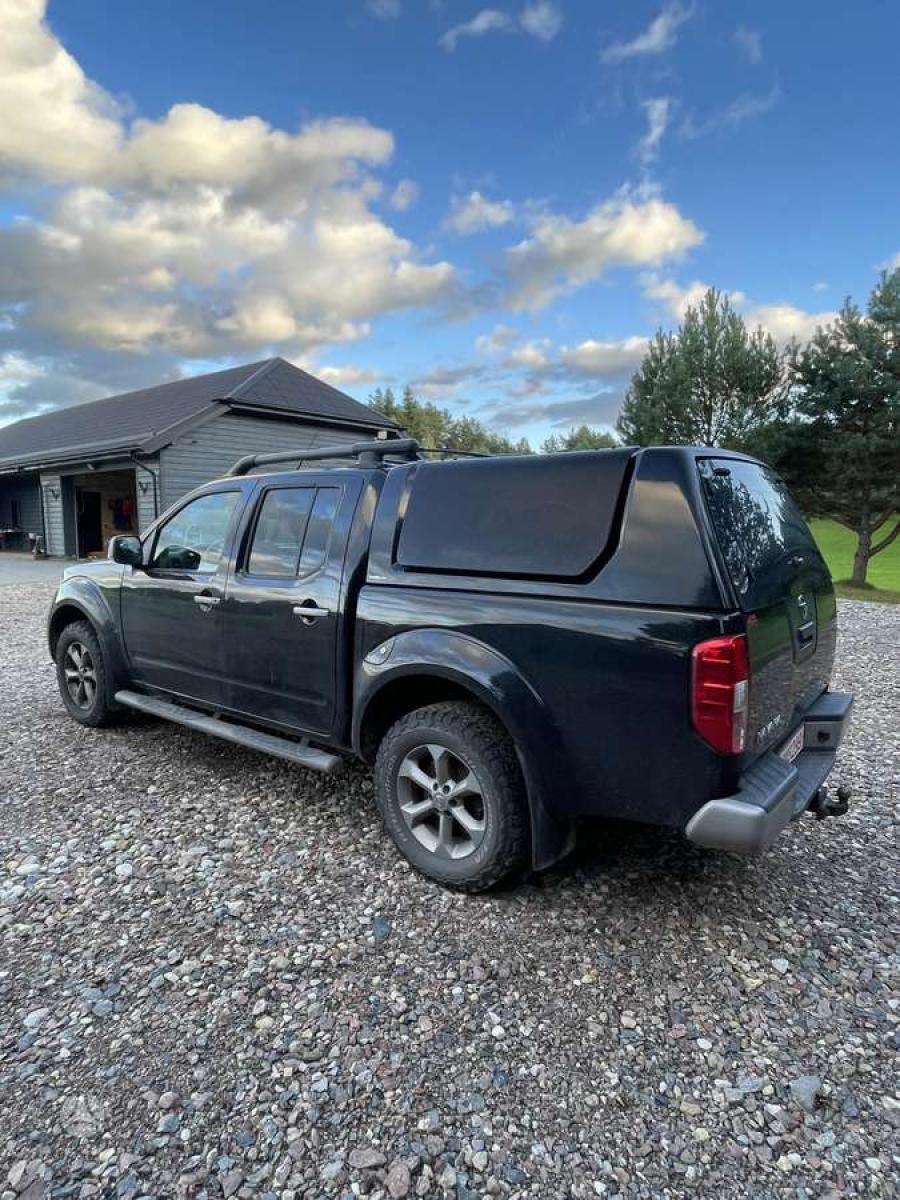Black Nissan Navara 2015 in Vilnius, with an engine capacity of 2.49 L and mileage of 282 thousand km for 9800 €, photo 6 on AUTOMOTO.COM.LV