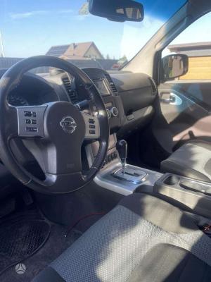 Black Nissan Navara 2015 in Vilnius, with an engine capacity of 2.49 L and mileage of 282 thousand km for 9800 €, photo 7 on AUTOMOTO.COM.LV