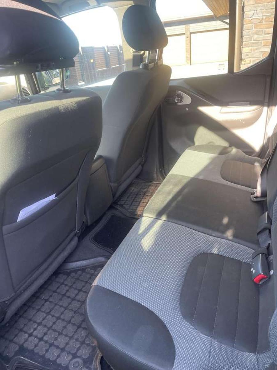 Black Nissan Navara 2015 in Vilnius, with an engine capacity of 2.49 L and mileage of 282 thousand km for 9800 €, photo 8 on AUTOMOTO.COM.LV