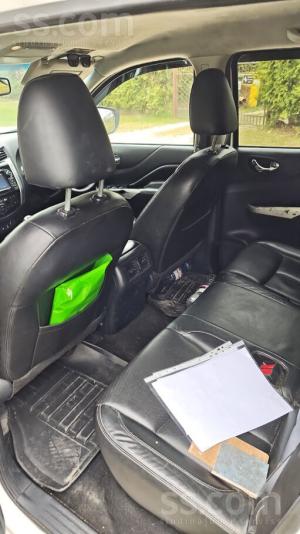 Black Nissan Navara 2016 in Jelgava, with an engine capacity of 2.30 L and mileage of 232 thousand km for 7800 €, photo 9 on AUTOMOTO.COM.LV