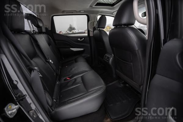 Black Nissan Navara 2017 in Jelgava, with an engine capacity of 2.30 L and mileage of 426 thousand km for 11500 €, photo 6 on AUTOMOTO.COM.LV