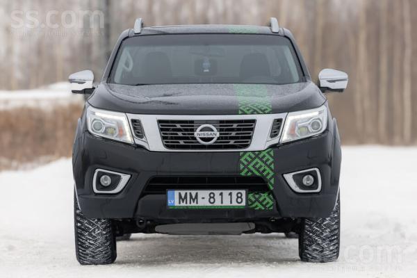 Black Nissan Navara 2017 in Jelgava, with an engine capacity of 2.30 L and mileage of 426 thousand km for 11500 €, photo 7 on AUTOMOTO.COM.LV