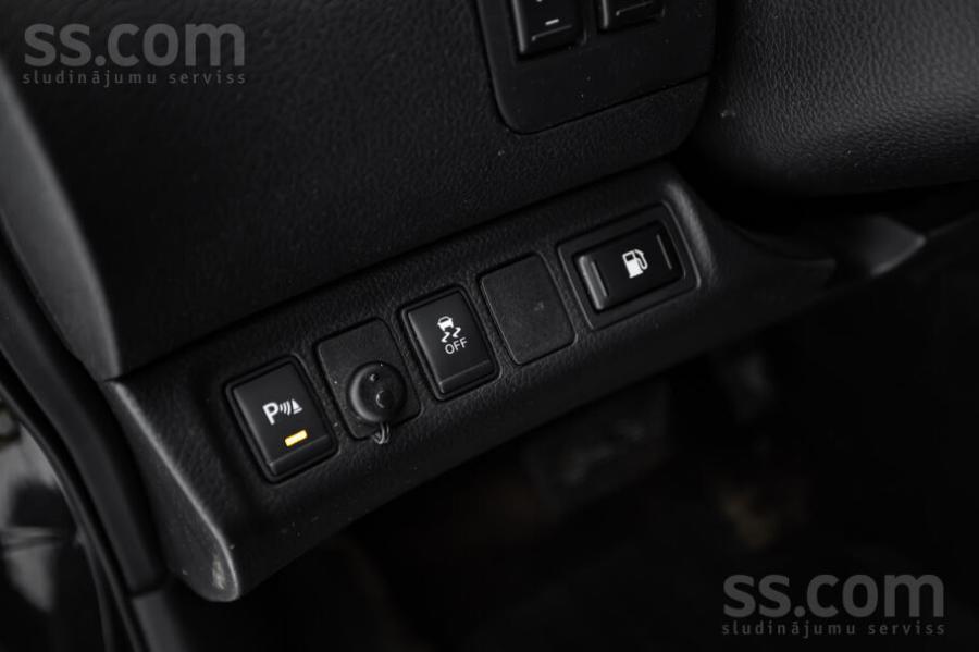 Black Nissan Navara 2017 in Jelgava, with an engine capacity of 2.30 L and mileage of 426 thousand km for 11500 €, photo 13 on AUTOMOTO.COM.LV