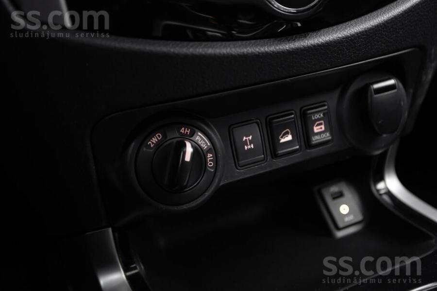 Black Nissan Navara 2017 in Jelgava, with an engine capacity of 2.30 L and mileage of 426 thousand km for 11500 €, photo 14 on AUTOMOTO.COM.LV