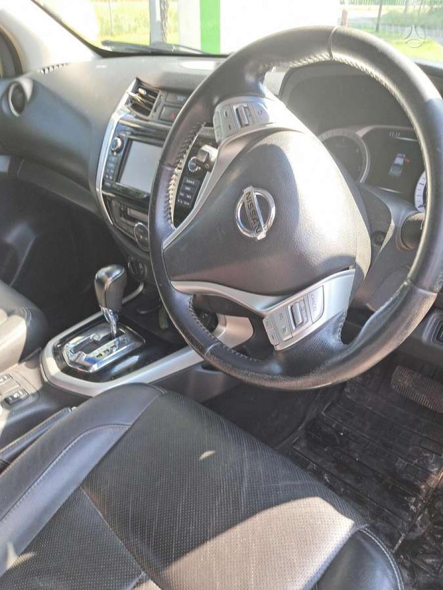 Black Nissan Navara 2017 in Kaunas, with an engine capacity of 2.30 L and mileage of 157 thousand km for 7300 €, photo 7 on AUTOMOTO.COM.LV