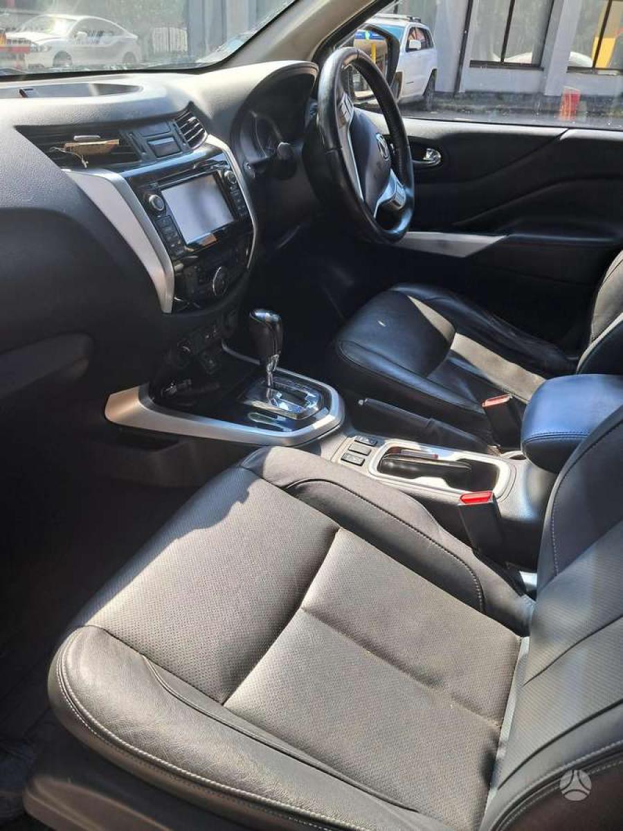 Black Nissan Navara 2017 in Kaunas, with an engine capacity of 2.30 L and mileage of 157 thousand km for 7300 €, photo 11 on AUTOMOTO.COM.LV