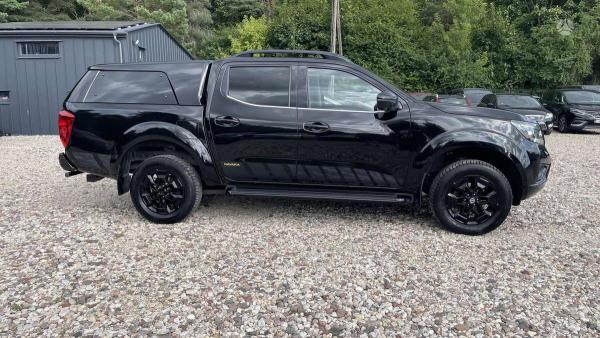 Black Nissan Navara 2020 in Kaunas, with an engine capacity of 2.30 L and mileage of 200 thousand km for 20999 €, photo 3 on AUTOMOTO.COM.LV