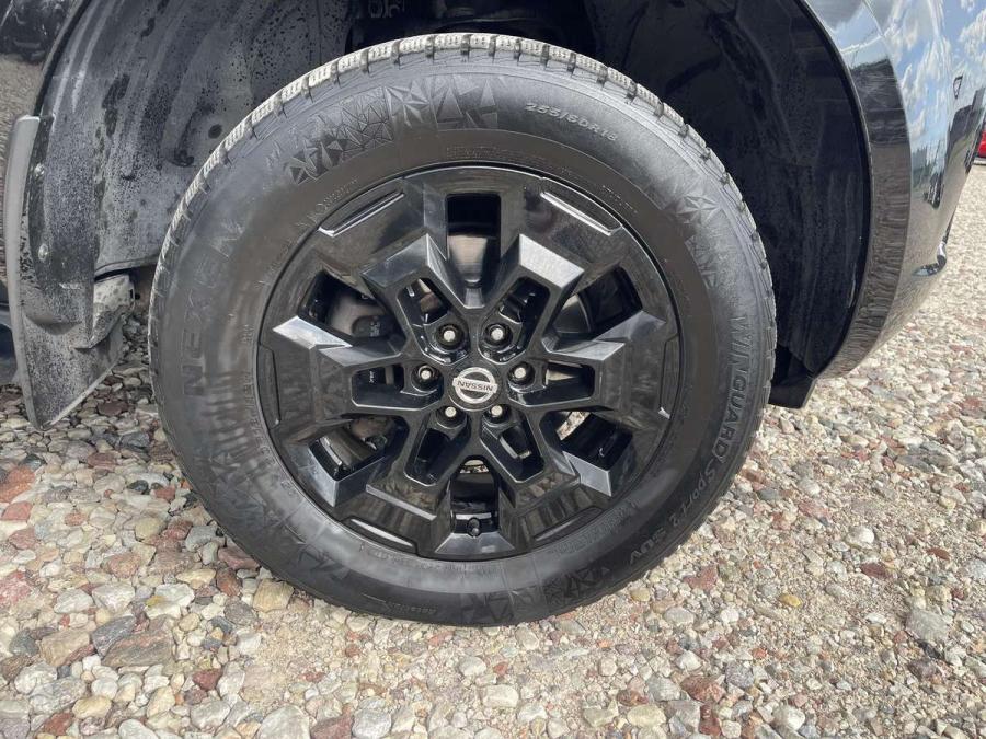 Black Nissan Navara 2020 in Kaunas, with an engine capacity of 2.30 L and mileage of 200 thousand km for 20999 €, photo 14 on AUTOMOTO.COM.LV