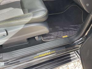 Black Nissan Navara 2020 in Kaunas, with an engine capacity of 2.30 L and mileage of 200 thousand km for 20999 €, photo 20 on AUTOMOTO.COM.LV