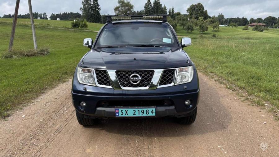 Blue Nissan Navara 2007 in Utena, with an engine capacity of 2.49 L and mileage of 220 thousand km for 3950 €, photo 3 on AUTOMOTO.COM.LV