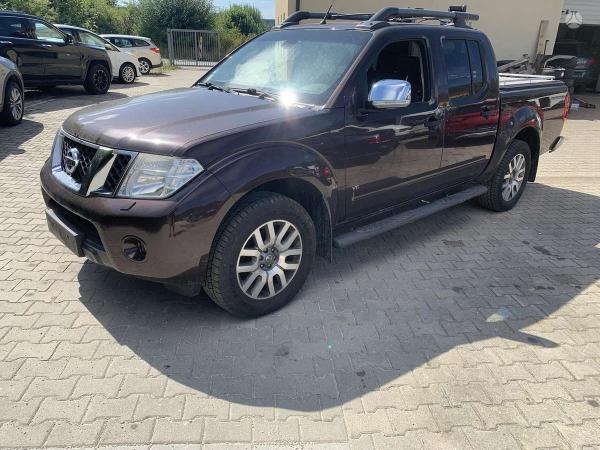 Brown Nissan Navara 2012 in Utena, with an engine capacity of 3.00 L and mileage of 250 thousand km for 6900 €, photo 1 on AUTOMOTO.COM.LV
