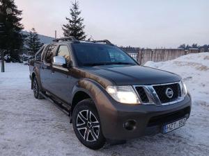 Brown Nissan Navara 2015 in Utena, with an engine capacity of 2.49 L and mileage of 400 thousand km for 6600 €, photo  on AUTOMOTO.COM.LV