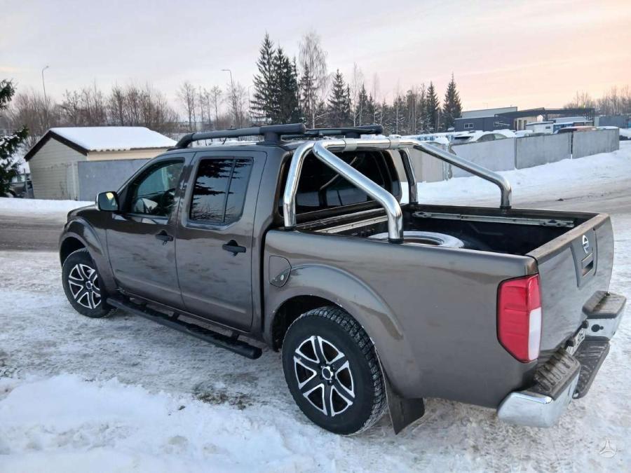 Brown Nissan Navara 2015 in Utena, with an engine capacity of 2.49 L and mileage of 400 thousand km for 6600 €, photo 3 on AUTOMOTO.COM.LV