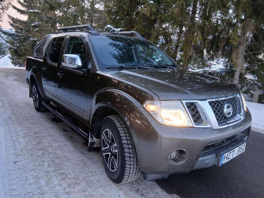 Brown Nissan Navara 2015 in Utena, with an engine capacity of 2.49 L and mileage of 400 thousand km for 6600 €, photo 4 on AUTOMOTO.COM.LV