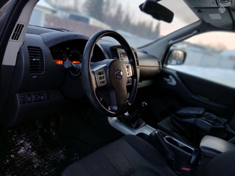 Brown Nissan Navara 2015 in Utena, with an engine capacity of 2.49 L and mileage of 400 thousand km for 6600 €, photo 6 on AUTOMOTO.COM.LV