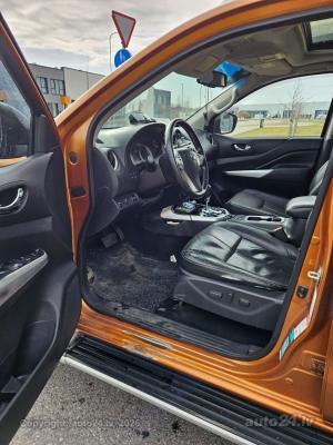 Brown Nissan Navara 2017 in Tallinn, with an engine capacity of 2.30 L and mileage of 181 thousand km for 15900 €, photo 10 on AUTOMOTO.COM.LV