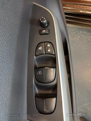 Brown Nissan Navara 2021 in Tallinn, with an engine capacity of 2.30 L and mileage of 141 thousand km for 25900 €, photo 25 on AUTOMOTO.COM.LV
