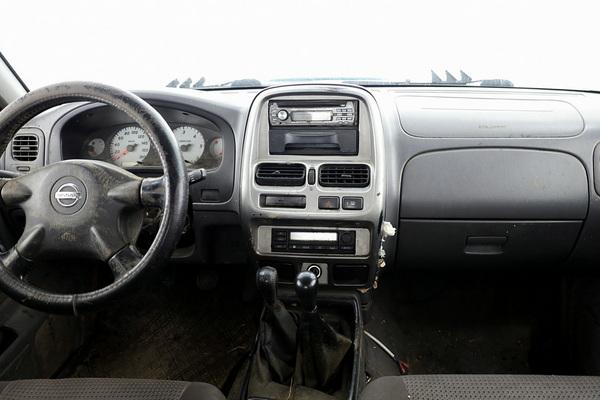 Green Nissan Navara 2004 in Tallinn, with an engine capacity of 2.50 L and mileage of 374 thousand km for 999 €, photo 6 on AUTOMOTO.COM.LV