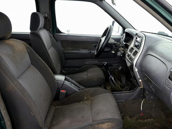 Green Nissan Navara 2004 in Tallinn, with an engine capacity of 2.50 L and mileage of 374 thousand km for 999 €, photo 7 on AUTOMOTO.COM.LV