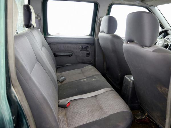 Green Nissan Navara 2004 in Tallinn, with an engine capacity of 2.50 L and mileage of 374 thousand km for 999 €, photo 8 on AUTOMOTO.COM.LV