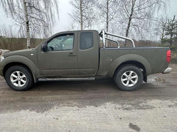 Green Nissan Navara 2006 in Sirvintos, with an engine capacity of 2.50 L and mileage of 214 thousand km for 5000 €, photo 1 on AUTOMOTO.COM.LV