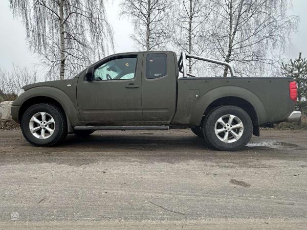 Green Nissan Navara 2006 in Sirvintos, with an engine capacity of 2.50 L and mileage of 214 thousand km for 5000 €, photo 3 on AUTOMOTO.COM.LV