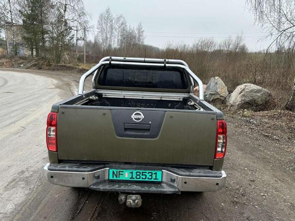 Green Nissan Navara 2006 in Sirvintos, with an engine capacity of 2.50 L and mileage of 214 thousand km for 5000 €, photo 5 on AUTOMOTO.COM.LV