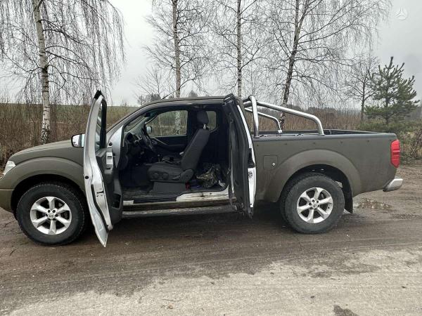 Green Nissan Navara 2006 in Sirvintos, with an engine capacity of 2.50 L and mileage of 214 thousand km for 5000 €, photo 7 on AUTOMOTO.COM.LV