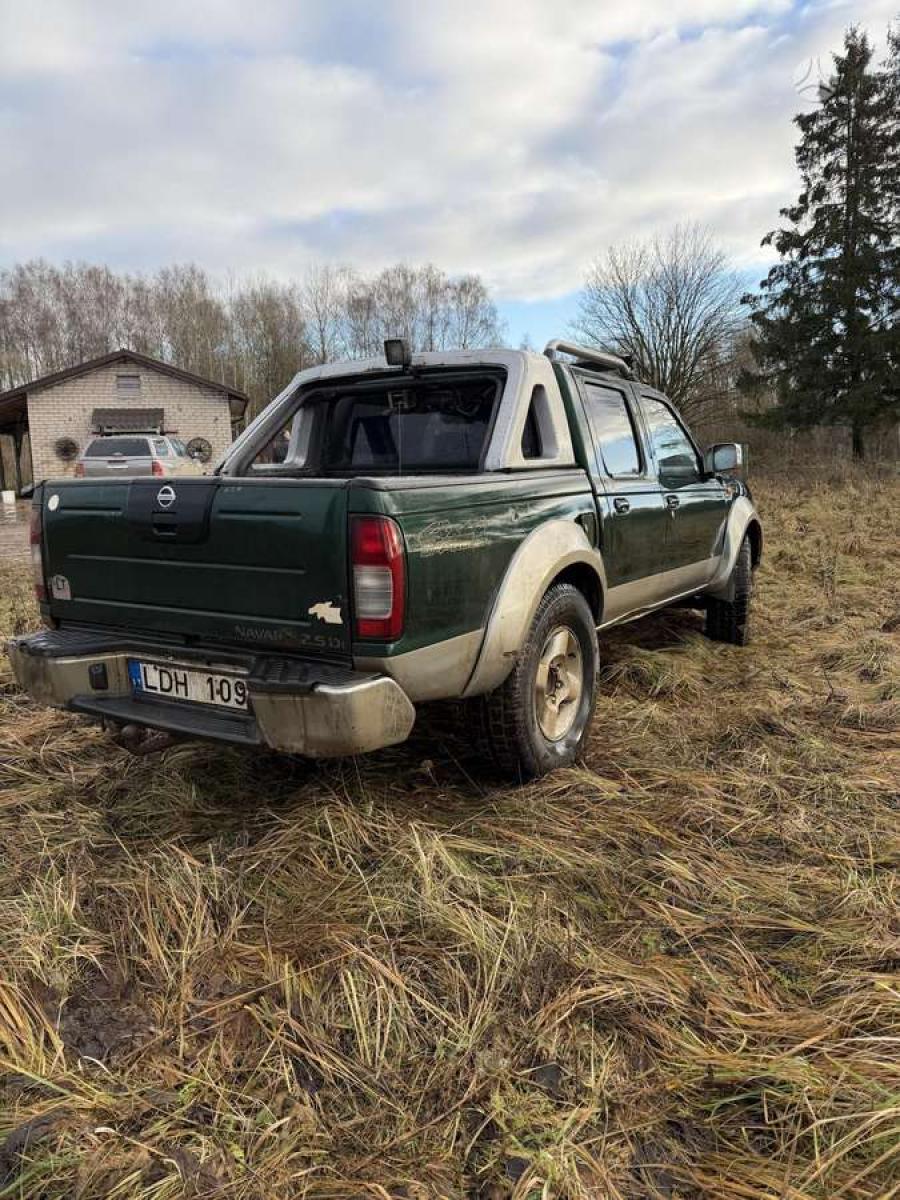 Green Nissan Navara 2004 in Kedainiai, with an engine capacity of 2.49 L and mileage of 231 thousand km for 3900 €, photo 3 on AUTOMOTO.COM.LV