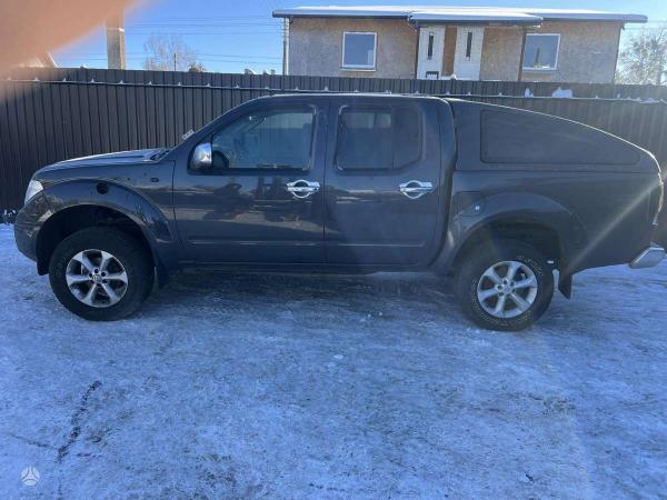 Grey Nissan Navara 2006 in Kaunas, with an engine capacity of 2.50 L and mileage of 355 thousand km for 4900 €, photo 5 on AUTOMOTO.COM.LV