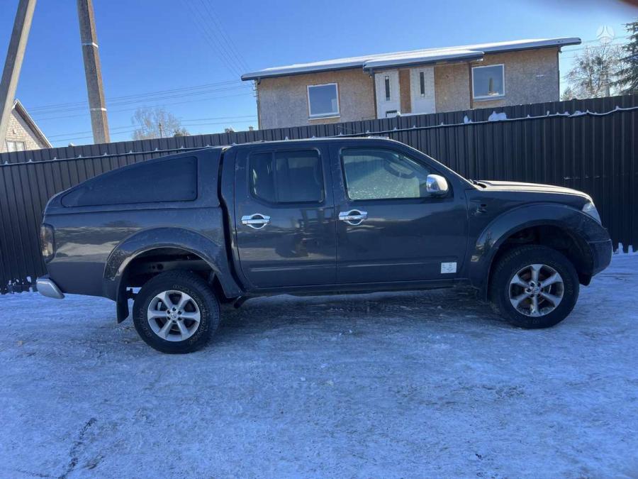 Grey Nissan Navara 2006 in Kaunas, with an engine capacity of 2.50 L and mileage of 355 thousand km for 4200 €, photo 5 on AUTOMOTO.COM.LV