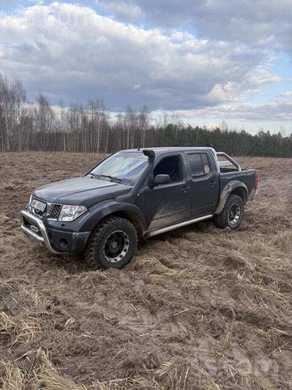 Grey Nissan Navara 2006 in Riga, with an engine capacity of 2.50 L and mileage of 326 thousand km for 5500 €, photo 3 on AUTOMOTO.COM.LV