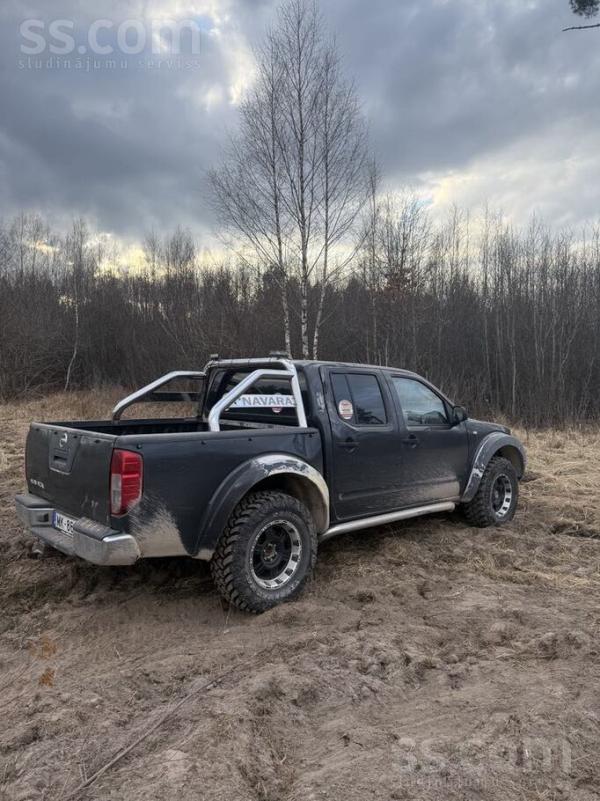 Grey Nissan Navara 2006 in Riga, with an engine capacity of 2.50 L and mileage of 326 thousand km for 5500 €, photo 4 on AUTOMOTO.COM.LV